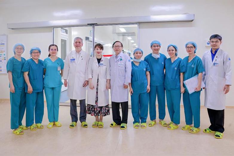 Các bác sĩ xuyên kim qua tử cung mẹ sửa tim thai nhi thế nào? - Y Khoa ...